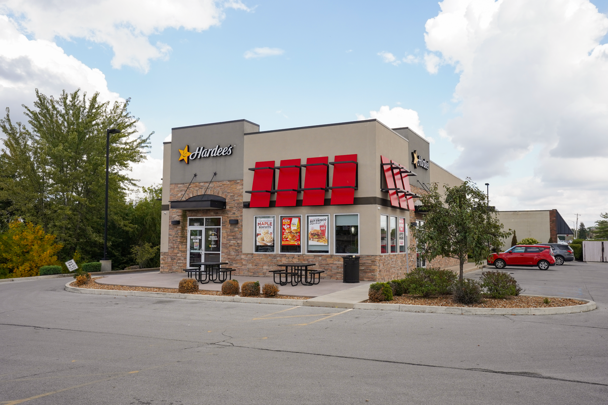Standalone Hardee's | Sturges Property Group